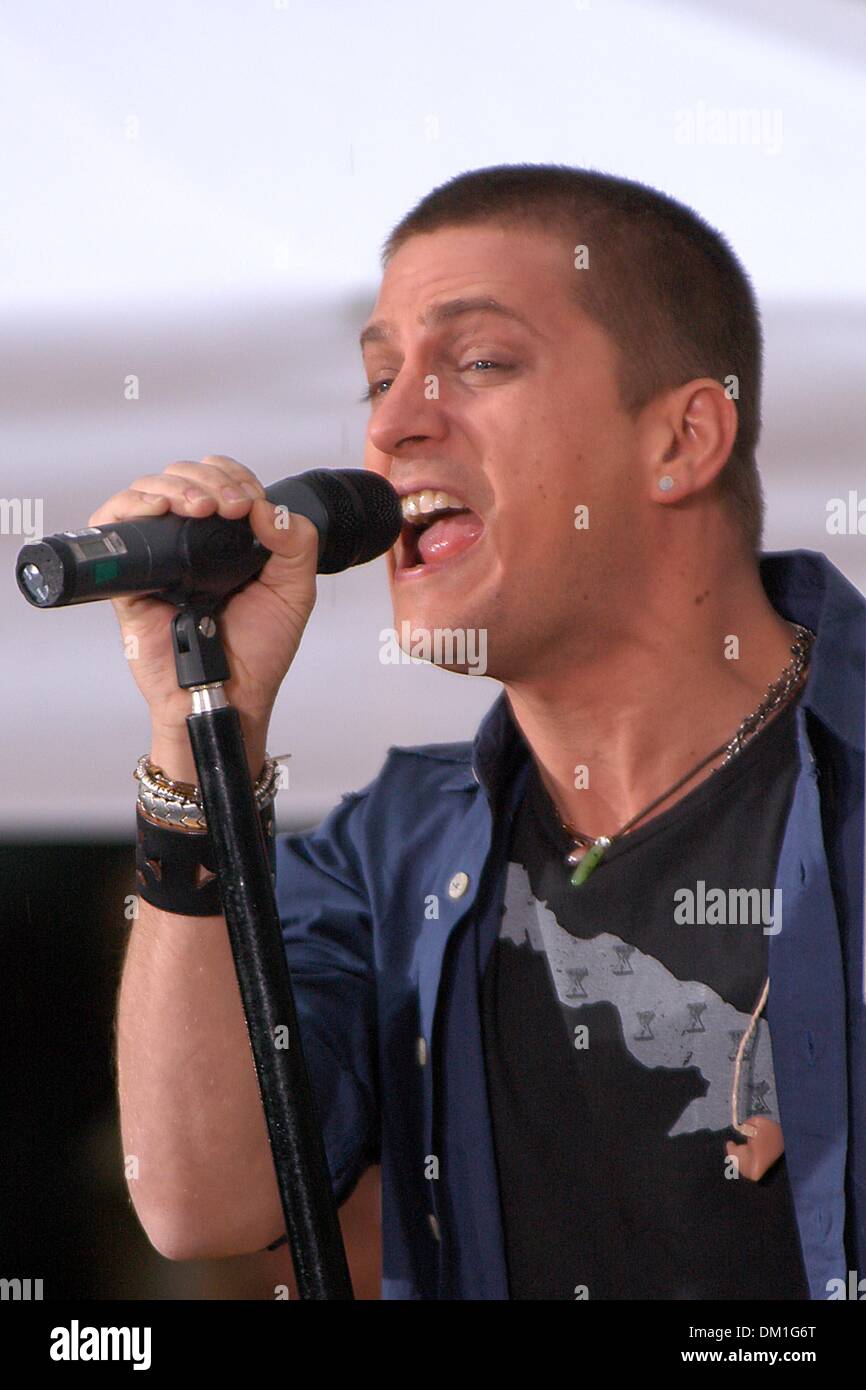 Apr. 4, 2002 - K43351AR.NBC'S TODAY SHOW SUMMER CONCERT SERIES ROB ...
