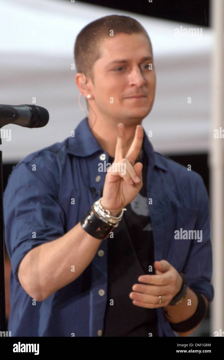 Apr. 4, 2002 - K43351AR.NBC'S TODAY SHOW SUMMER CONCERT SERIES ROB ...