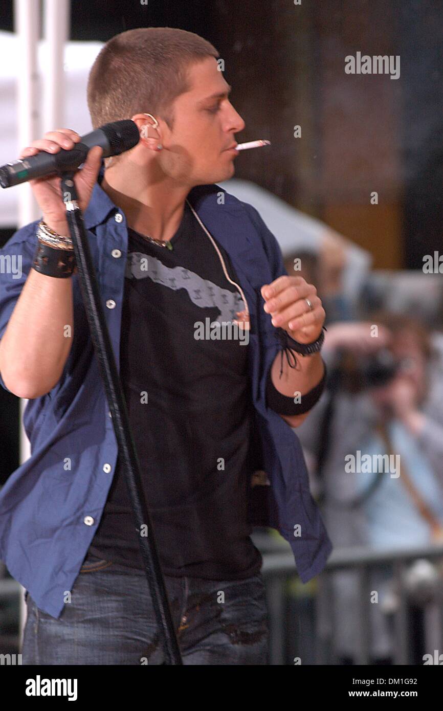 Apr. 4, 2002 - K43351AR.NBC'S TODAY SHOW SUMMER CONCERT SERIES ROB ...