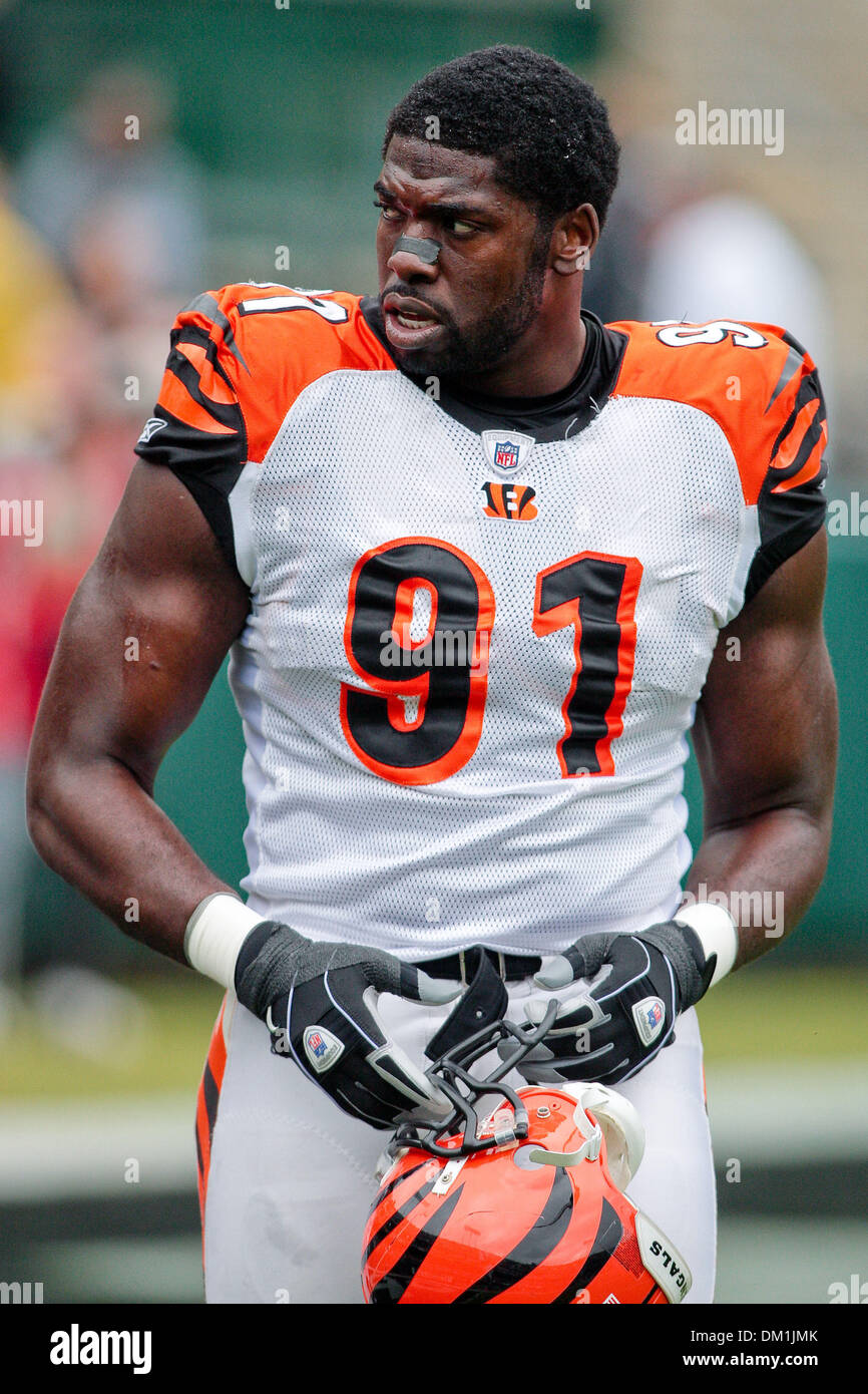 Cincinnati defensive end Robert Geathers (91) during game action at the ...
