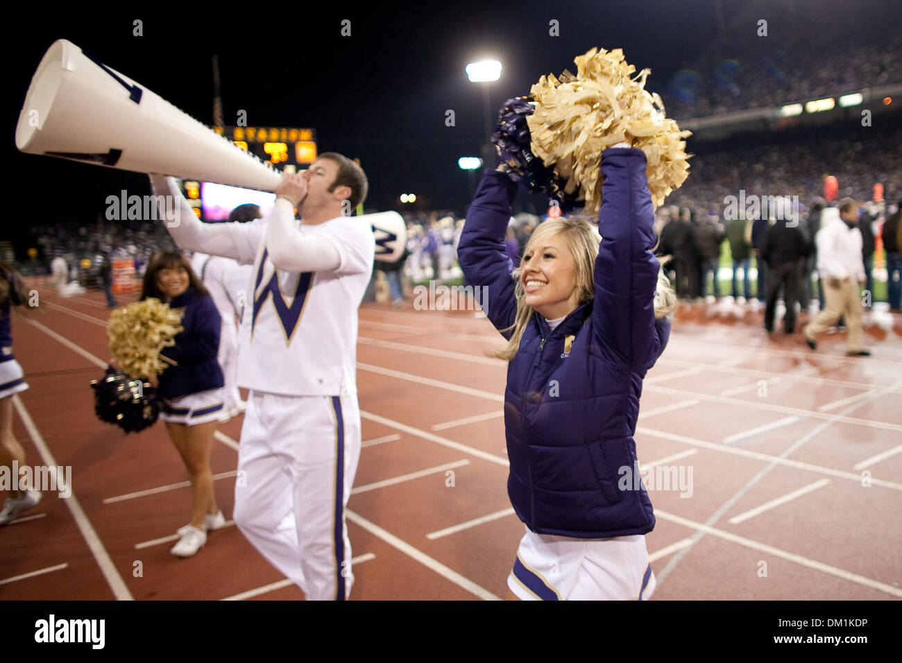 Washington huskies cheerleaders hi-res stock photography and images - Alamy