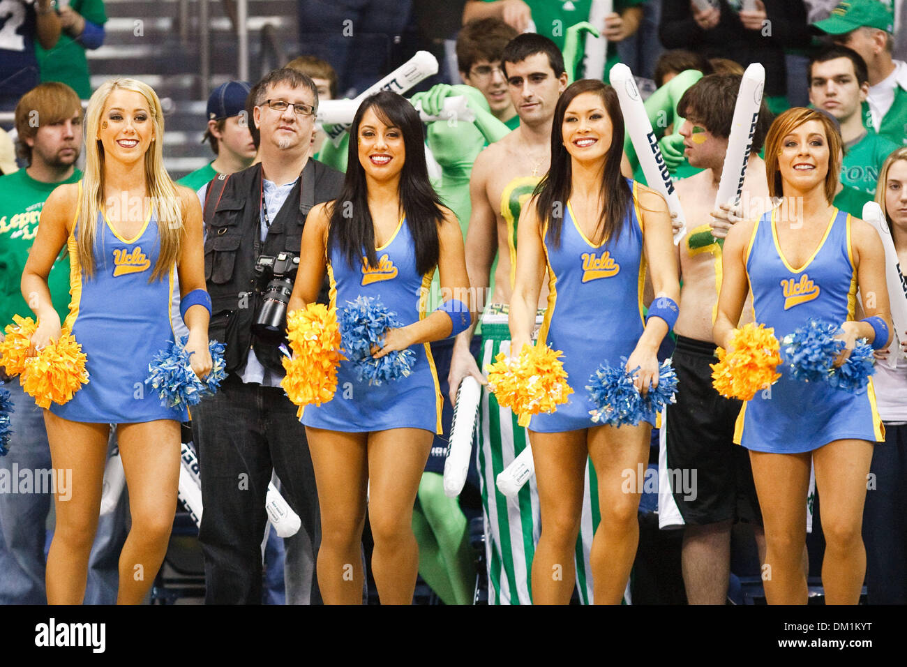 Ucla cheerleaders hi-res stock photography and images - Alamy