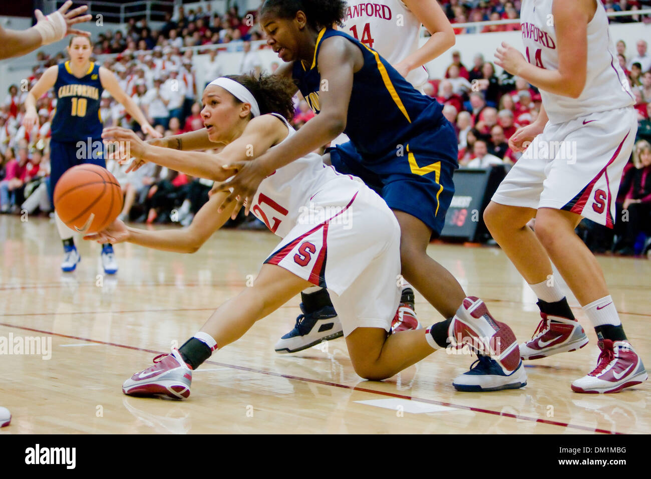 Stanford guard Rosalyn Gold-Onwude (21) of Queens, N.Y. scrambles for ...