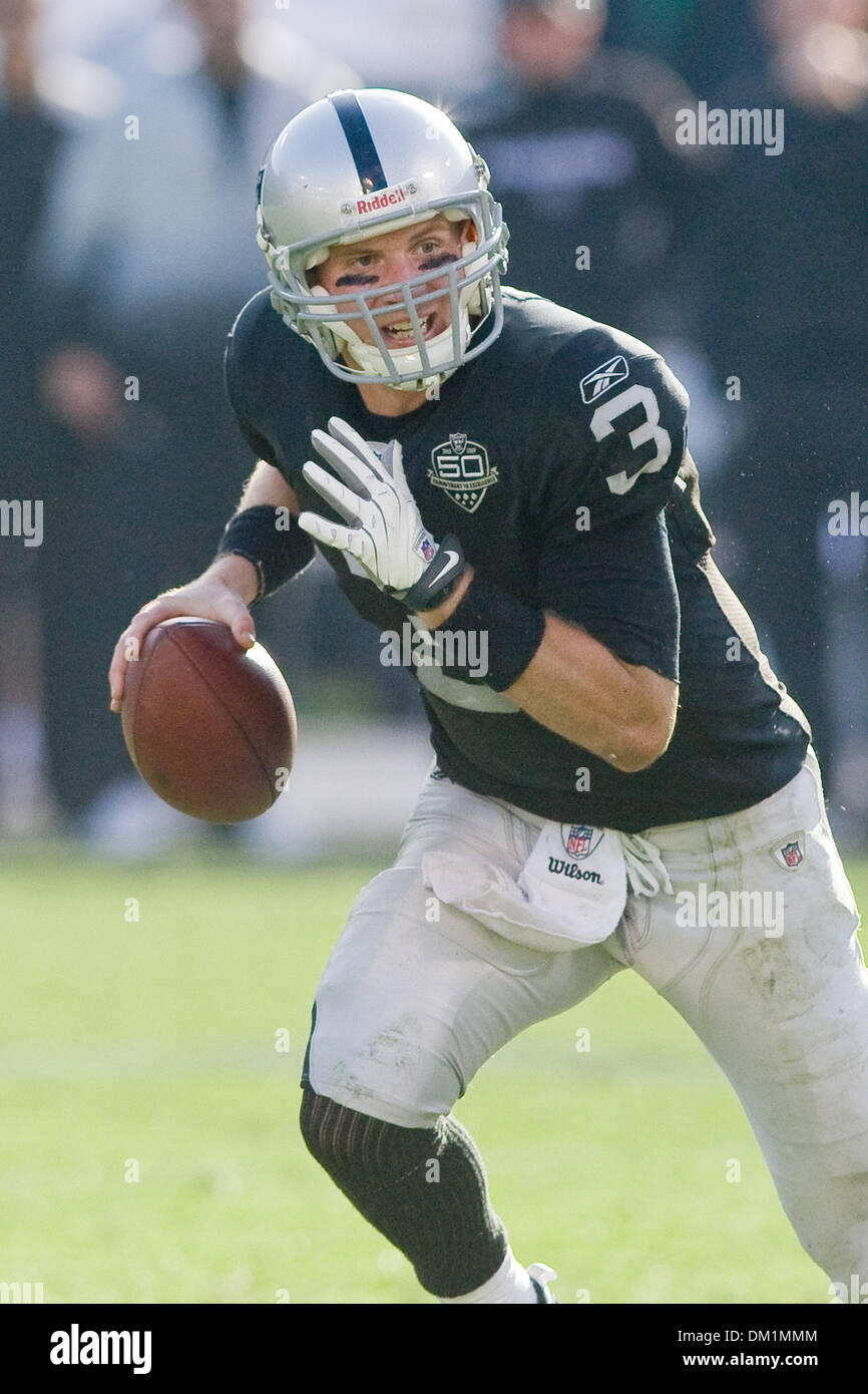 Oakland Raiders' Charlie Frye (3) during game action at the Oakland ...