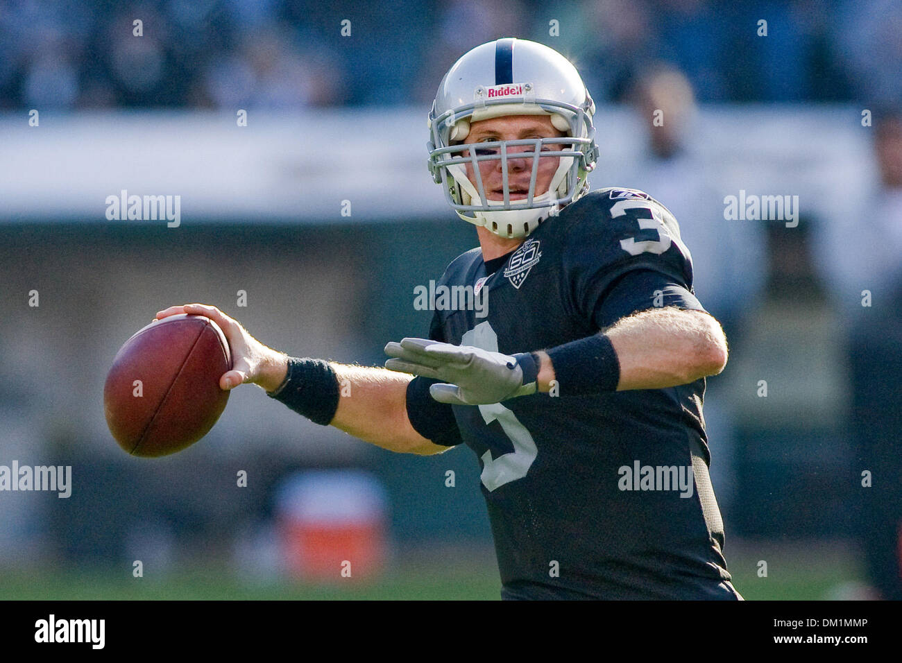 Oakland Raiders' Charlie Frye (3) during game action at the Oakland ...