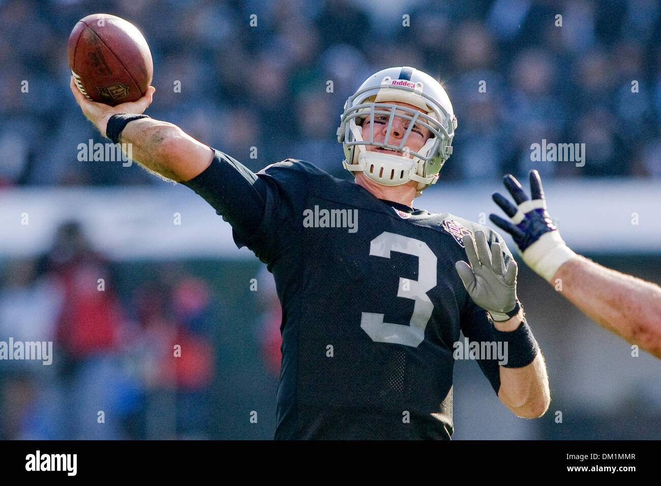 Oakland Raiders' Charlie Frye (3) during game action at the Oakland ...