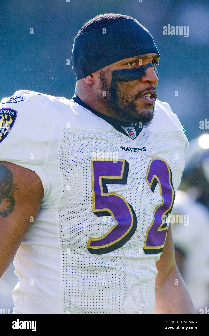 Ravens inside linebacker Ray Lewis (52) during game action at the ...