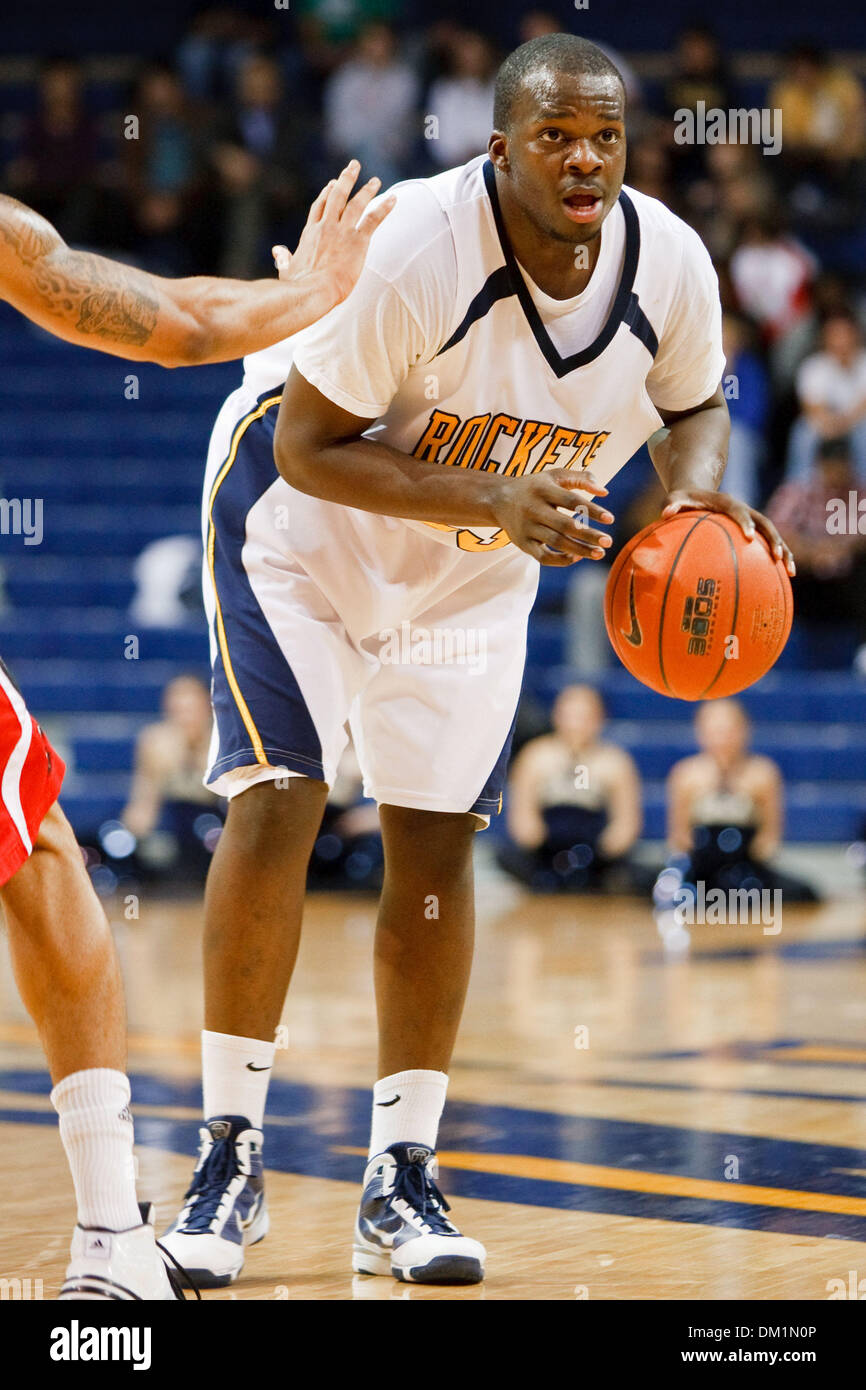 Toledo guard Malcolm Griffin (23) look for an open teammate during ...