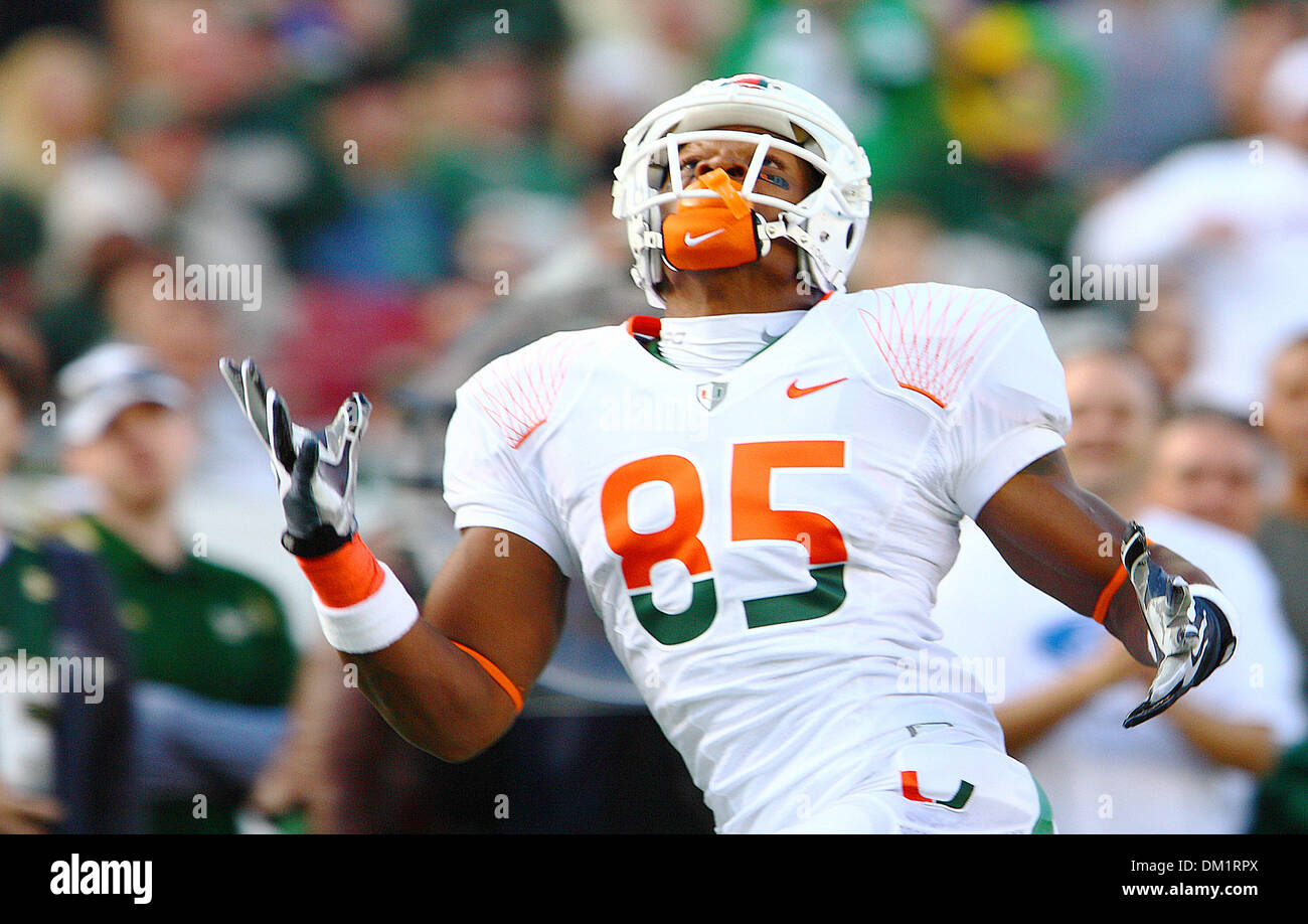 Miami (FL) wide receiver Leonard Hankerson #85 attempts to catch a ball ...