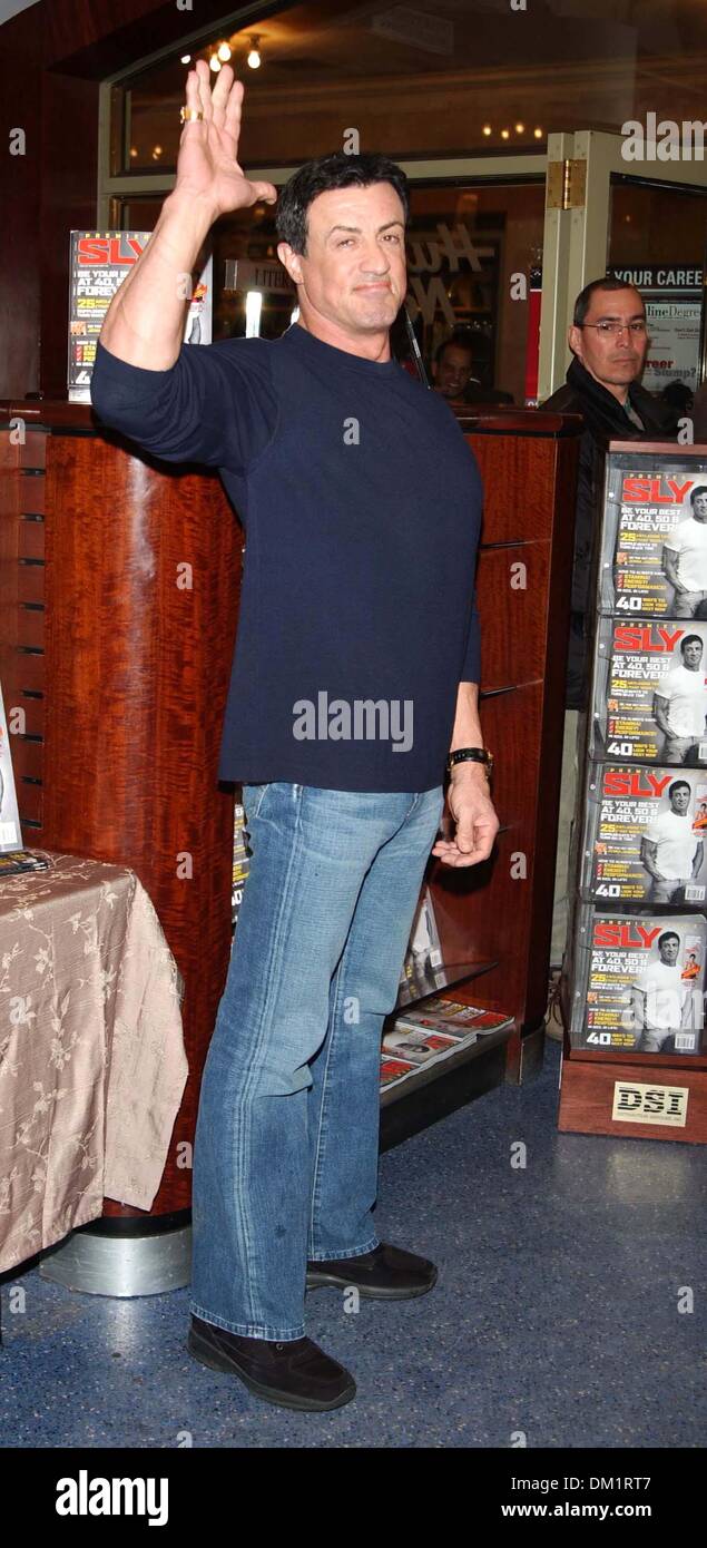 July 29, 2001 - K42109AR.SYLVESTER STALLONE SIGNING COPIES OF HIS NEW ...