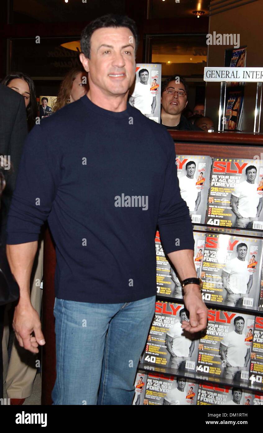 July 29, 2001 - K42109AR.SYLVESTER STALLONE SIGNING COPIES OF HIS NEW ...