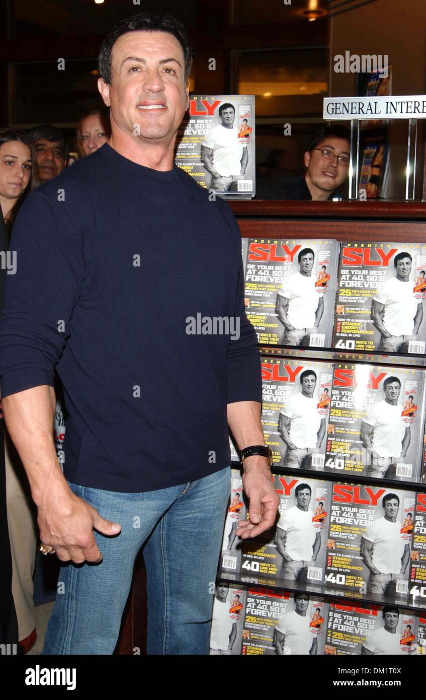 July 29, 2001 - K42109AR.SYLVESTER STALLONE SIGNING COPIES OF HIS NEW ...