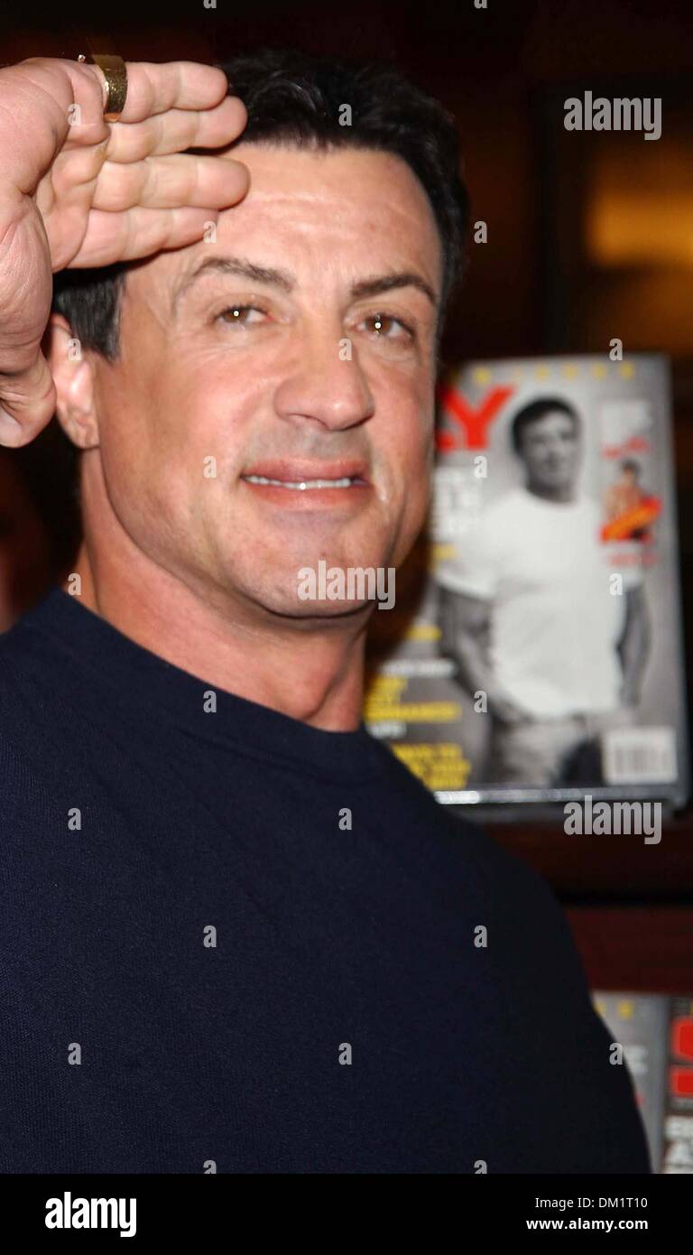 July 29, 2001 - K42109AR.SYLVESTER STALLONE SIGNING COPIES OF HIS NEW ...