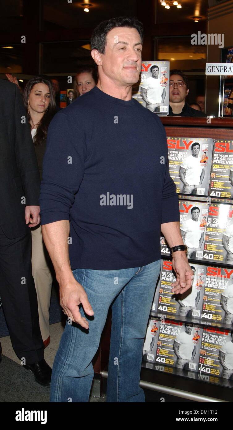 July 29, 2001 - K42109AR.SYLVESTER STALLONE SIGNING COPIES OF HIS NEW ...