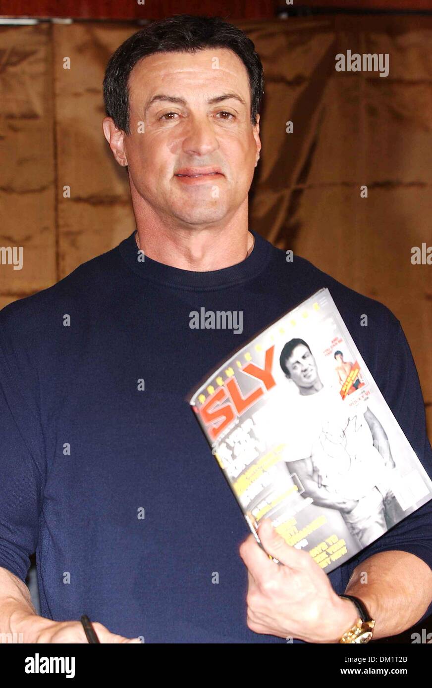 July 29, 2001 - K42109AR.SYLVESTER STALLONE SIGNING COPIES OF HIS NEW ...