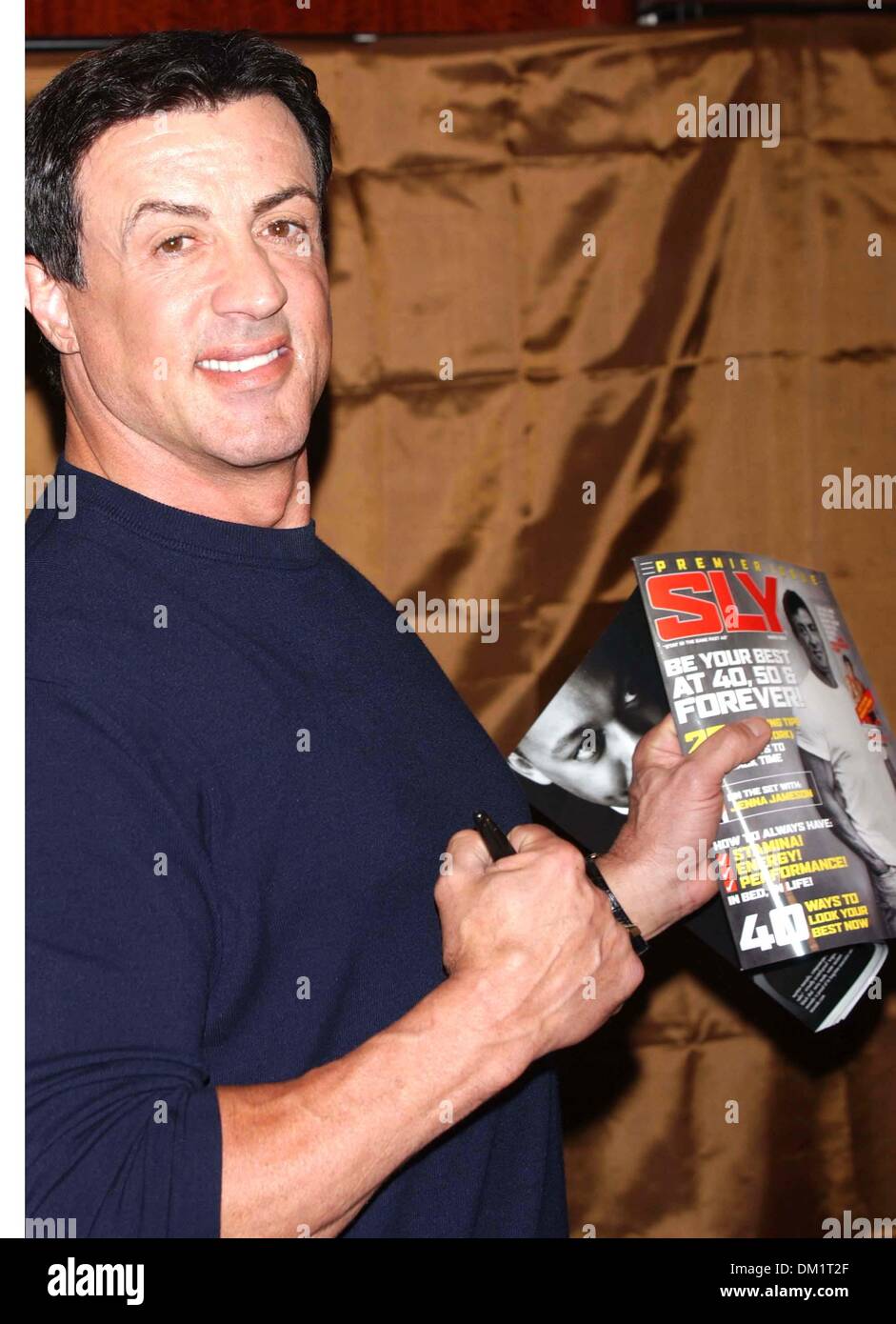 July 29, 2001 - K42109AR.SYLVESTER STALLONE SIGNING COPIES OF HIS NEW ...