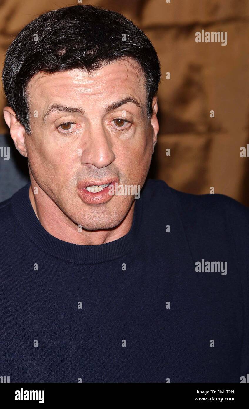 July 29, 2001 - K42109AR.SYLVESTER STALLONE SIGNING COPIES OF HIS NEW ...