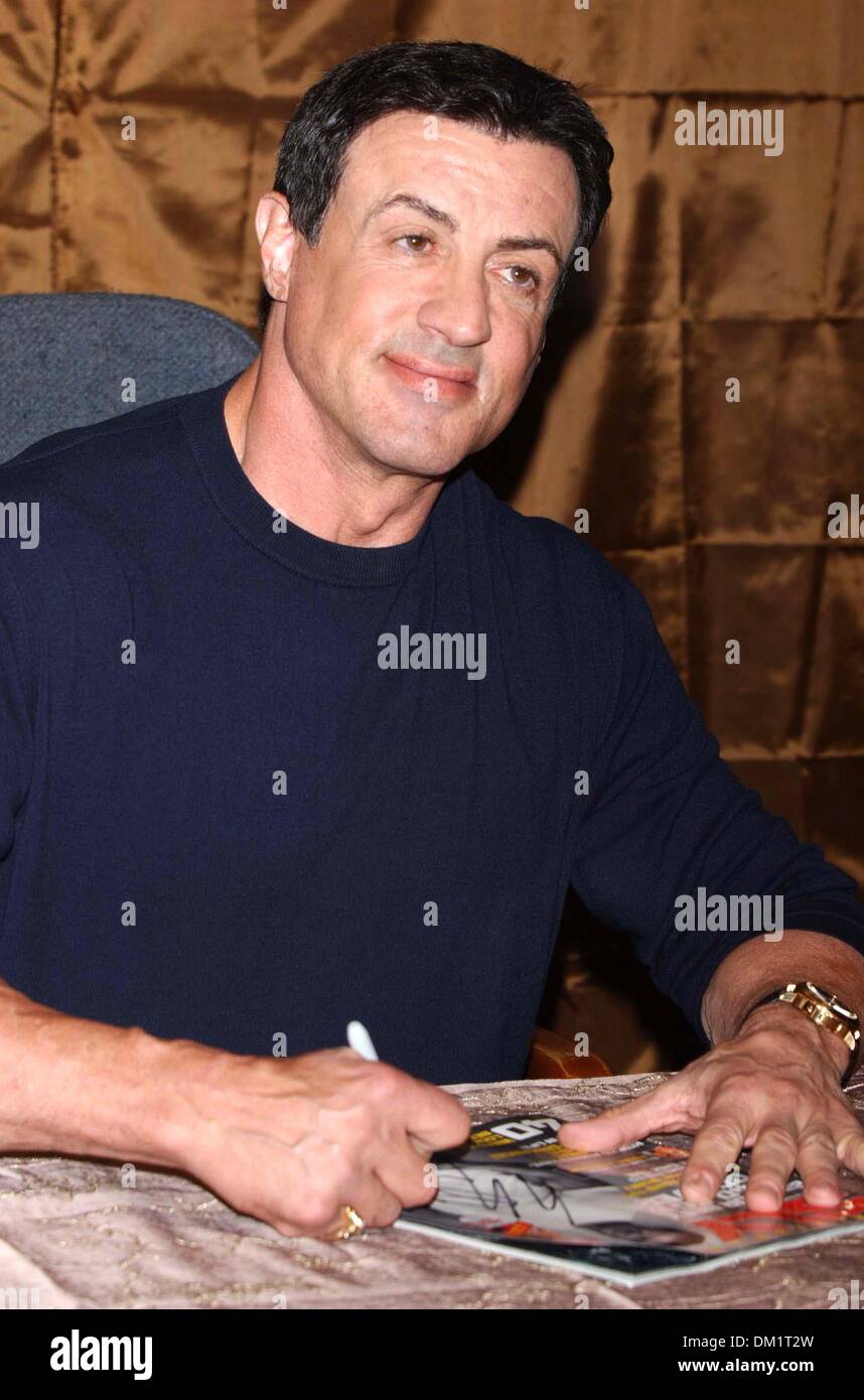 July 29, 2001 - K42109AR.SYLVESTER STALLONE SIGNING COPIES OF HIS NEW ...