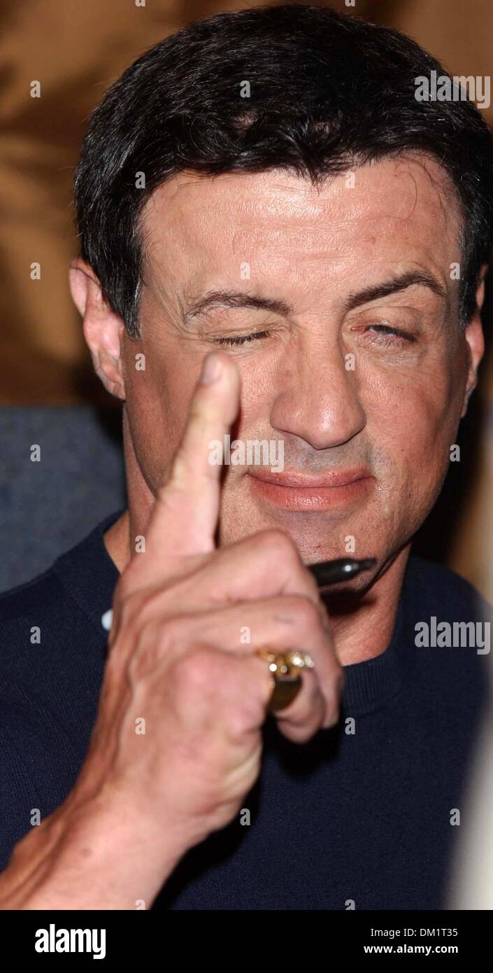 July 29, 2001 - K42109AR.SYLVESTER STALLONE SIGNING COPIES OF HIS NEW ...