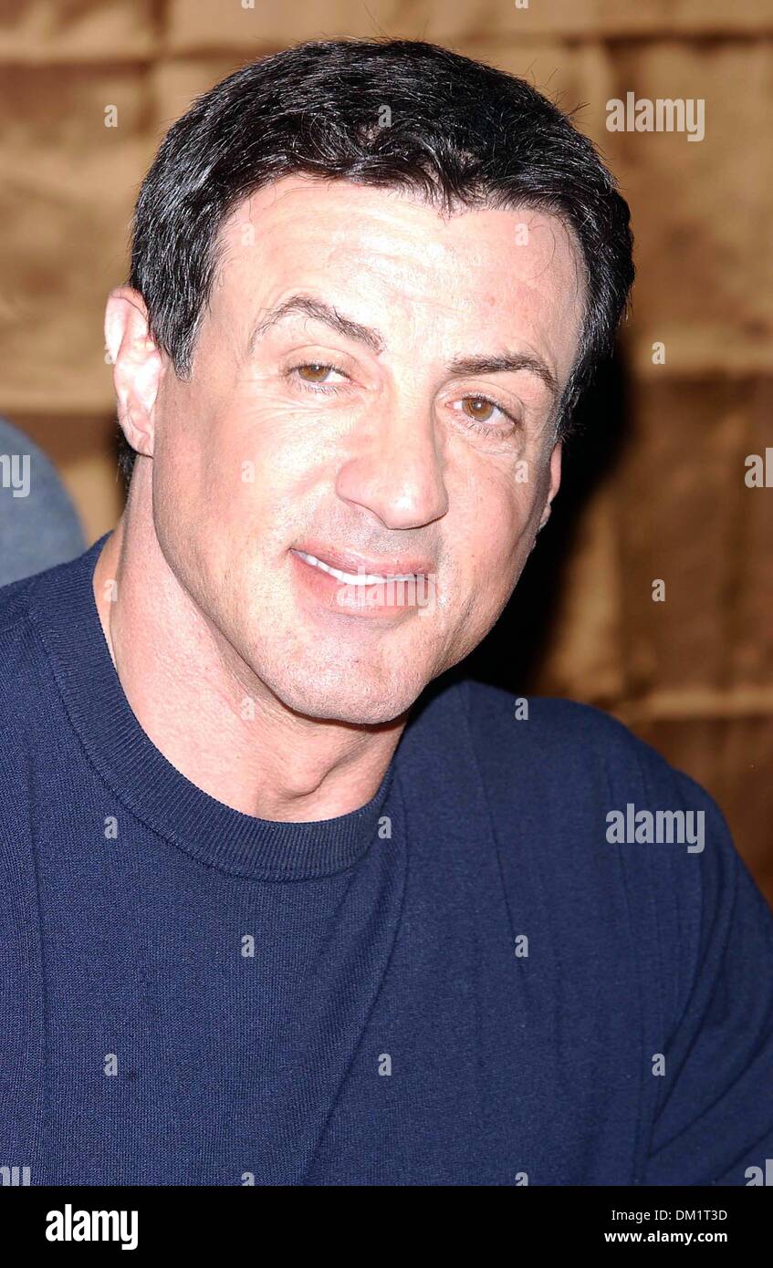 July 29, 2001 - K42109AR.SYLVESTER STALLONE SIGNING COPIES OF HIS NEW ...
