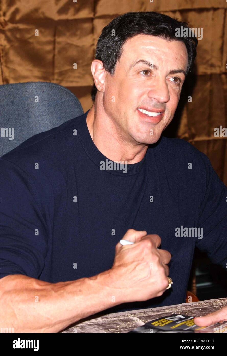 July 29, 2001 - K42109AR.SYLVESTER STALLONE SIGNING COPIES OF HIS NEW ...