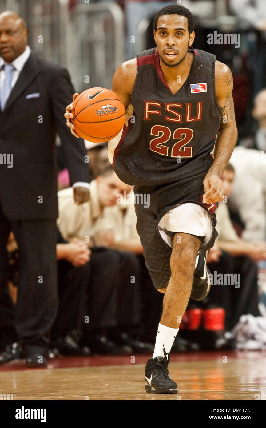 Florida State guard Derwin Kitchen (22) brings the ball upcourt during ...