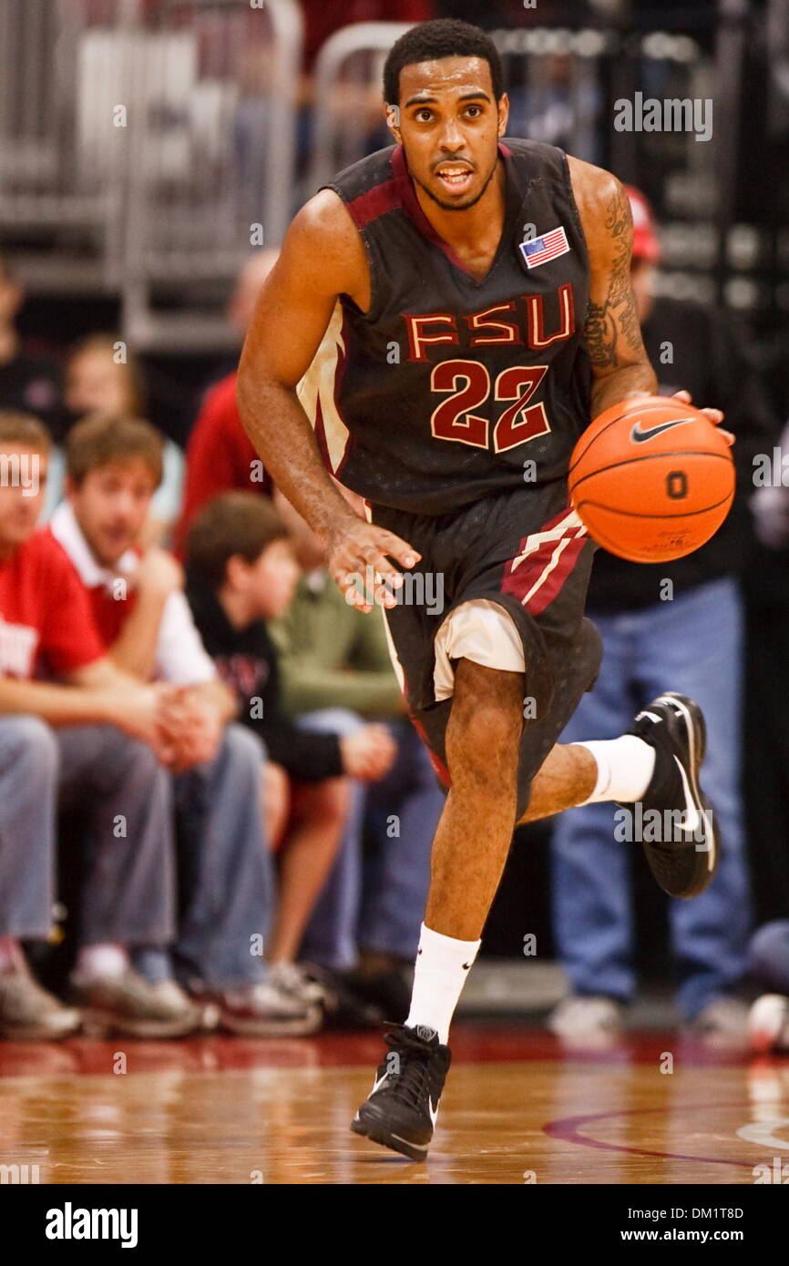 Florida State guard Derwin Kitchen (22) brings the ball upcourt during ...