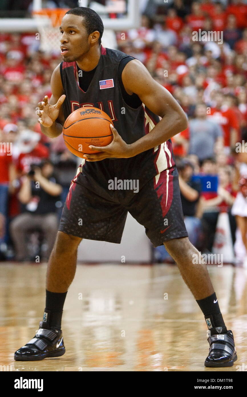 Florida State's Michael Snaer (21) looks for an open teammate during ...