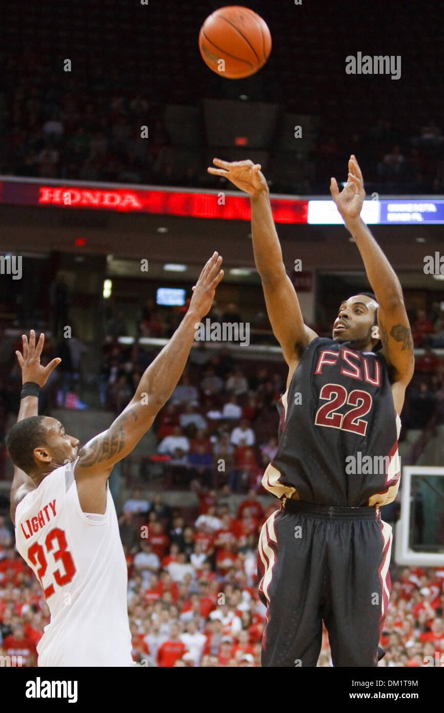 Florida State's Derwin Kitchen (22) shoots over Ohio State's David ...