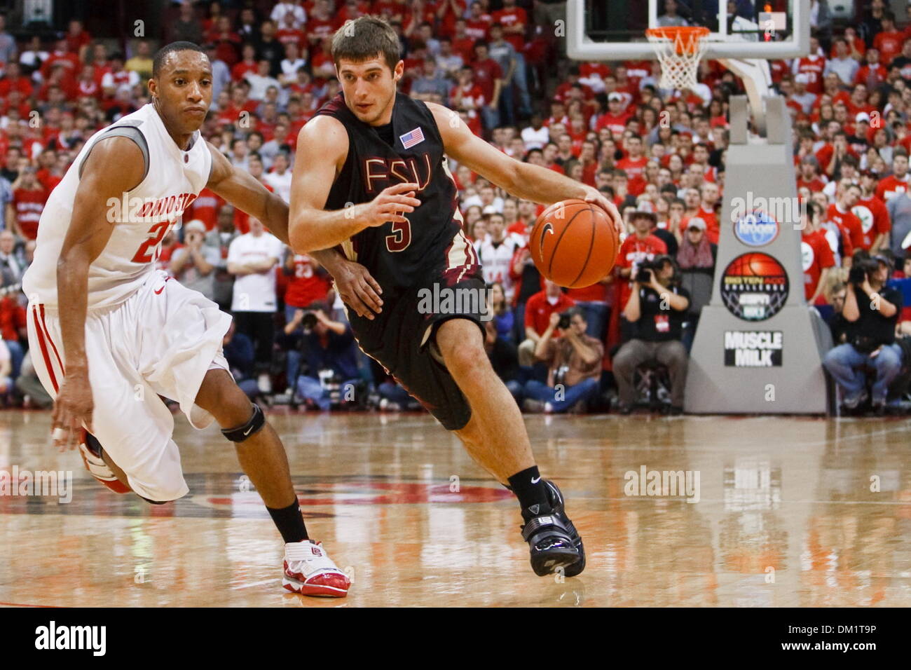 Florida State's Luke Loucks (3) drives to the basket as Ohio State's ...