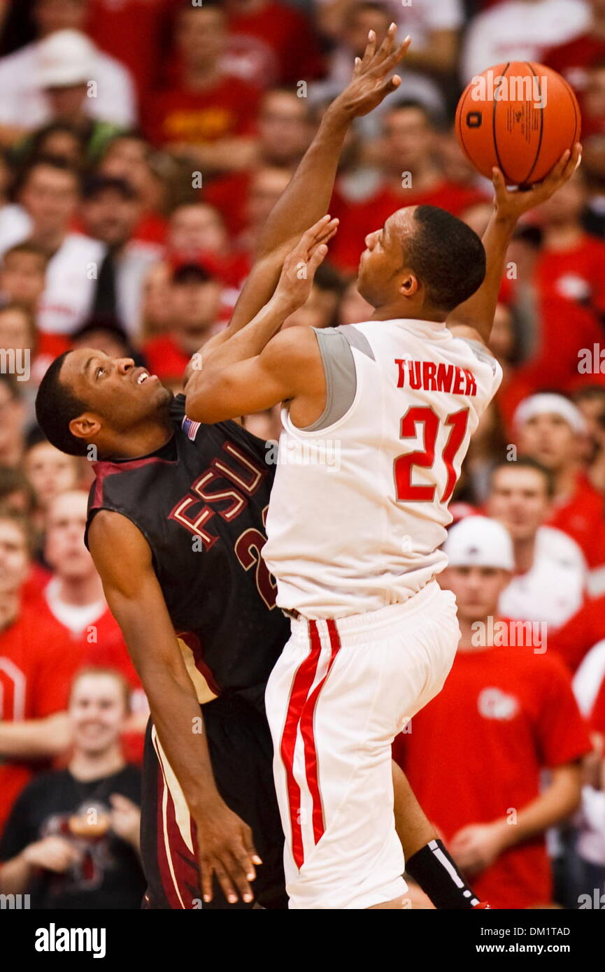 Florida State's Michael Snaer (21) tries to block a shot by Ohio State ...