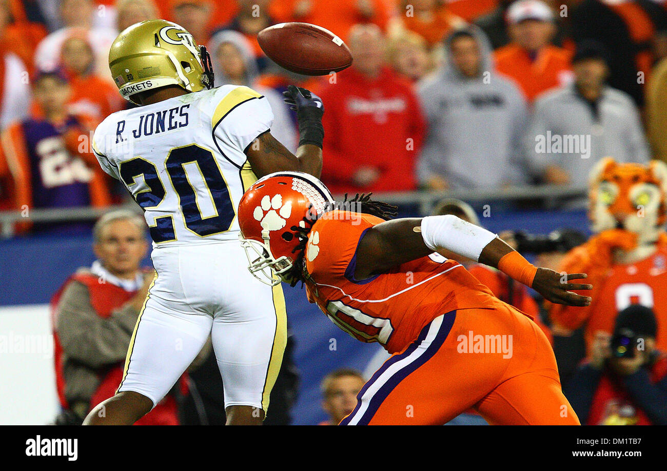 Georgia Tech running back Roddy Jones #20 leaps to catch a ball during ...