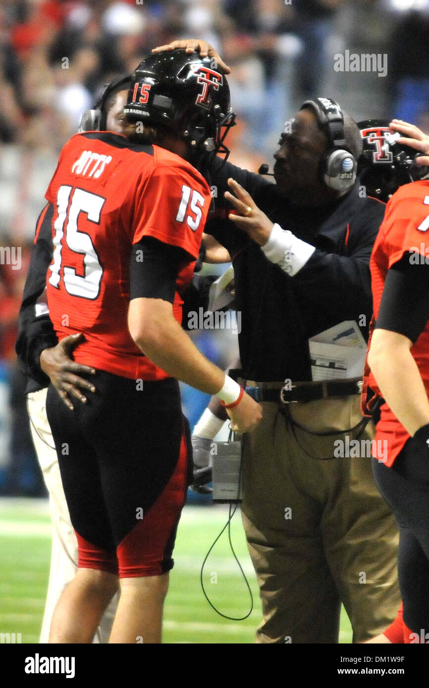 Texas Tech quarterback Taylor Potts #15 and Texas Tech Head Coach ...