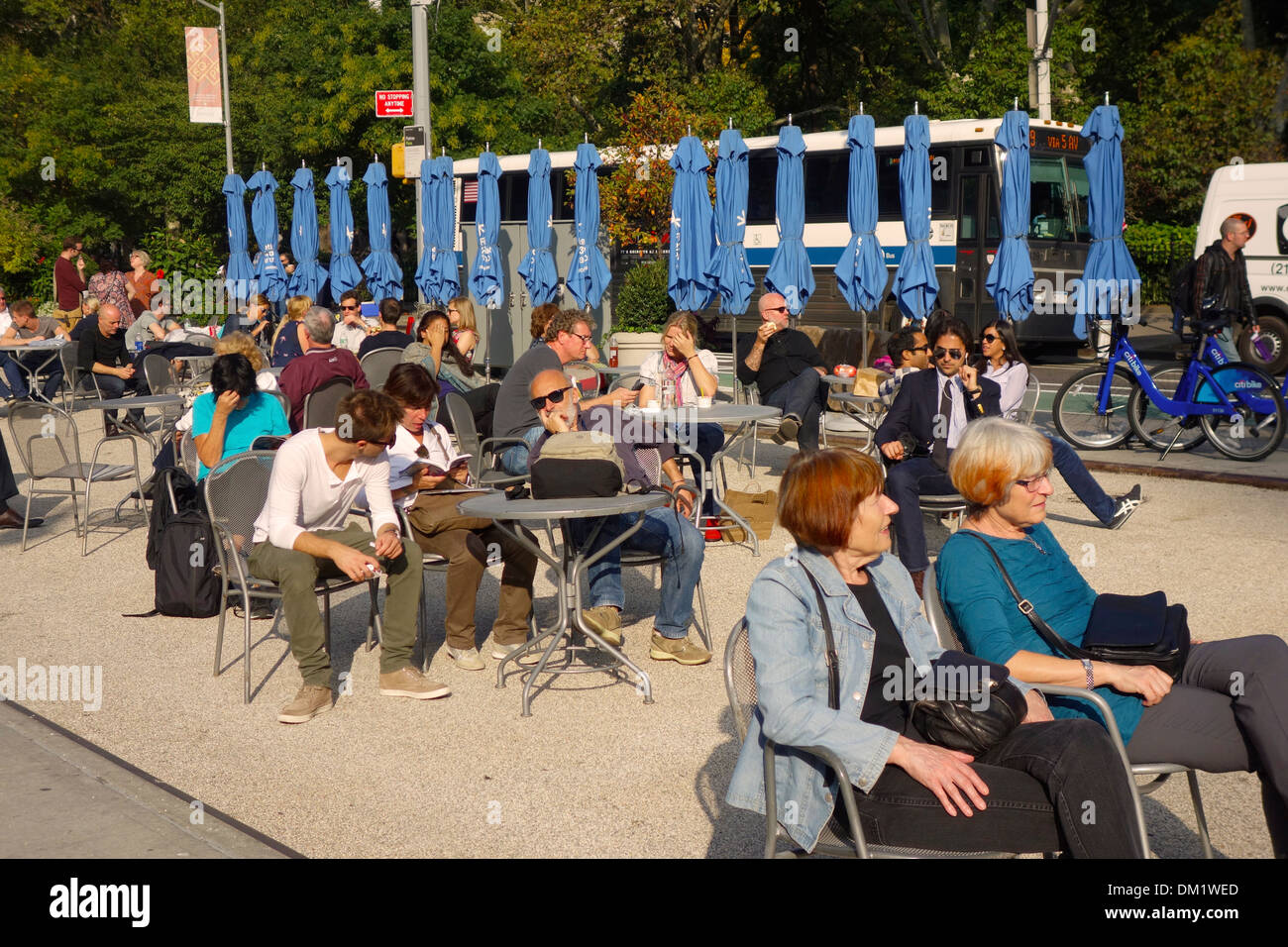 Flatiron building nyc woman hi-res stock photography and images - Alamy