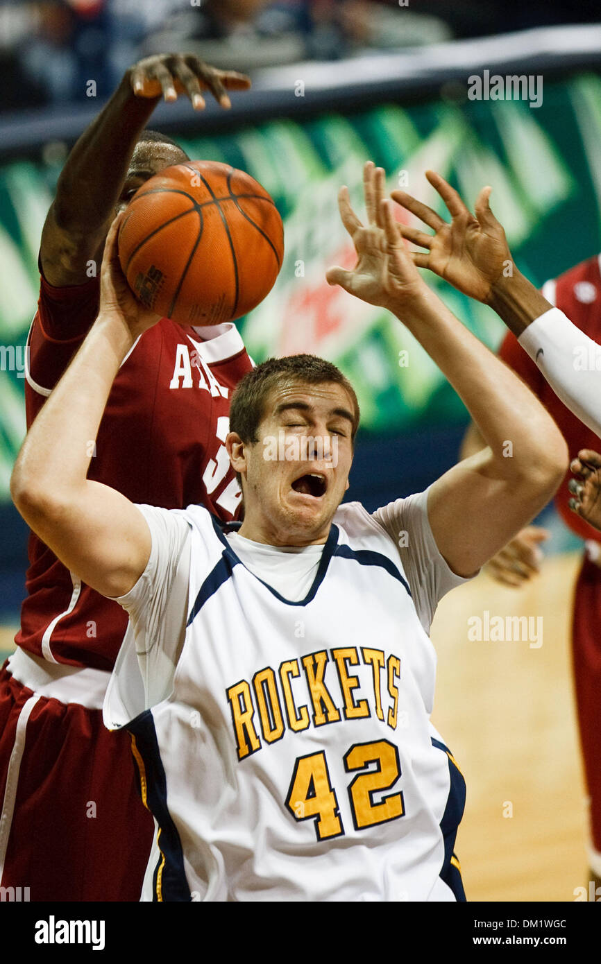 Toledo forward Jordan Dressler (42) and Alabama forward JaMychal Green ...