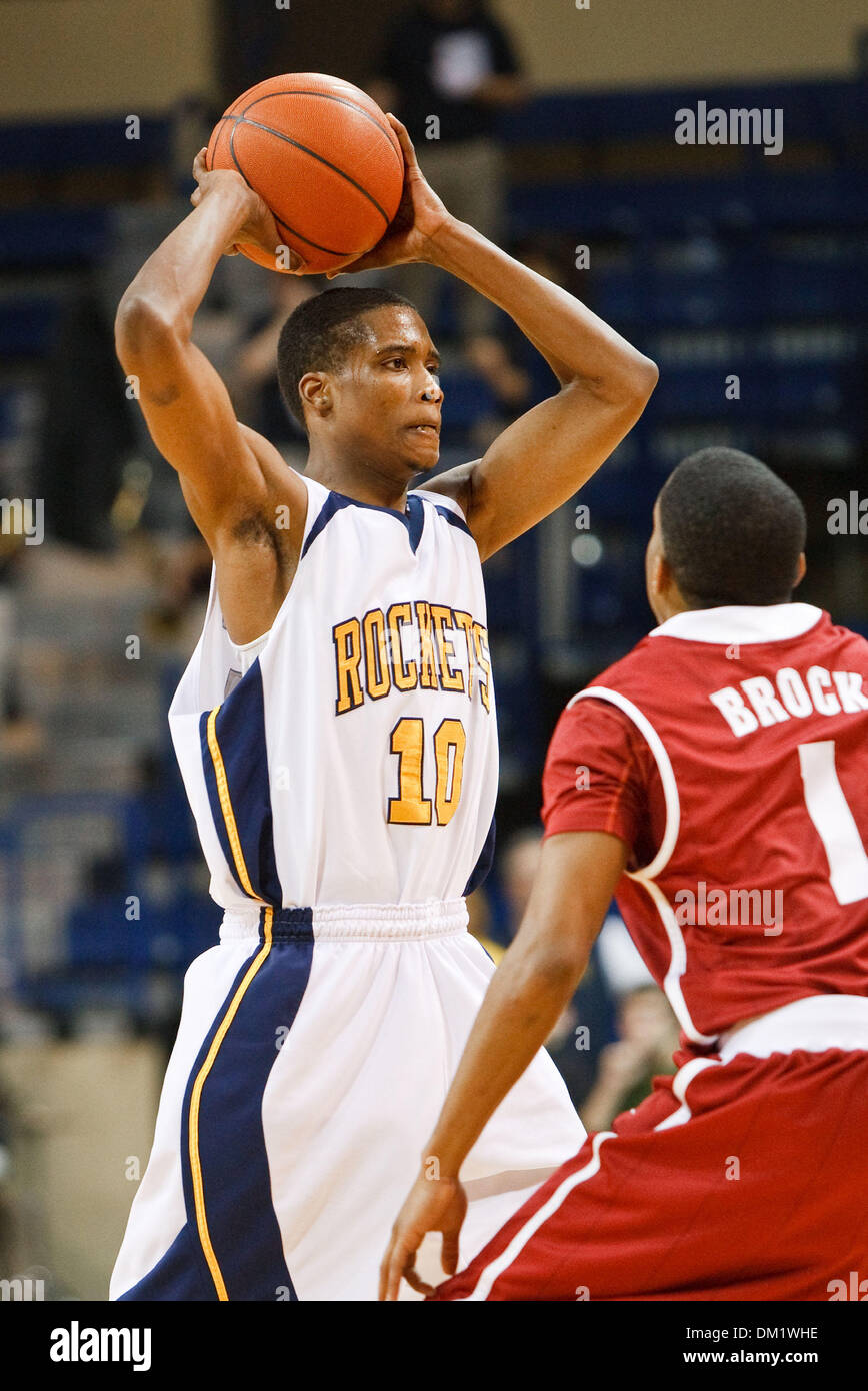Toledo's Josh Freelove (10) looks to pass the ball as Alabama's Anthony ...
