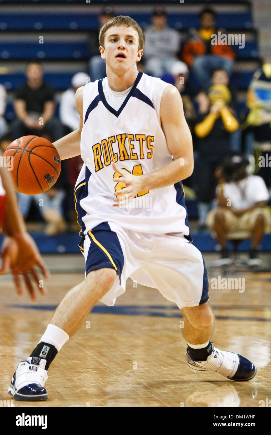Toledo's Kevin Rohner (21) looks for an open teammate during second ...