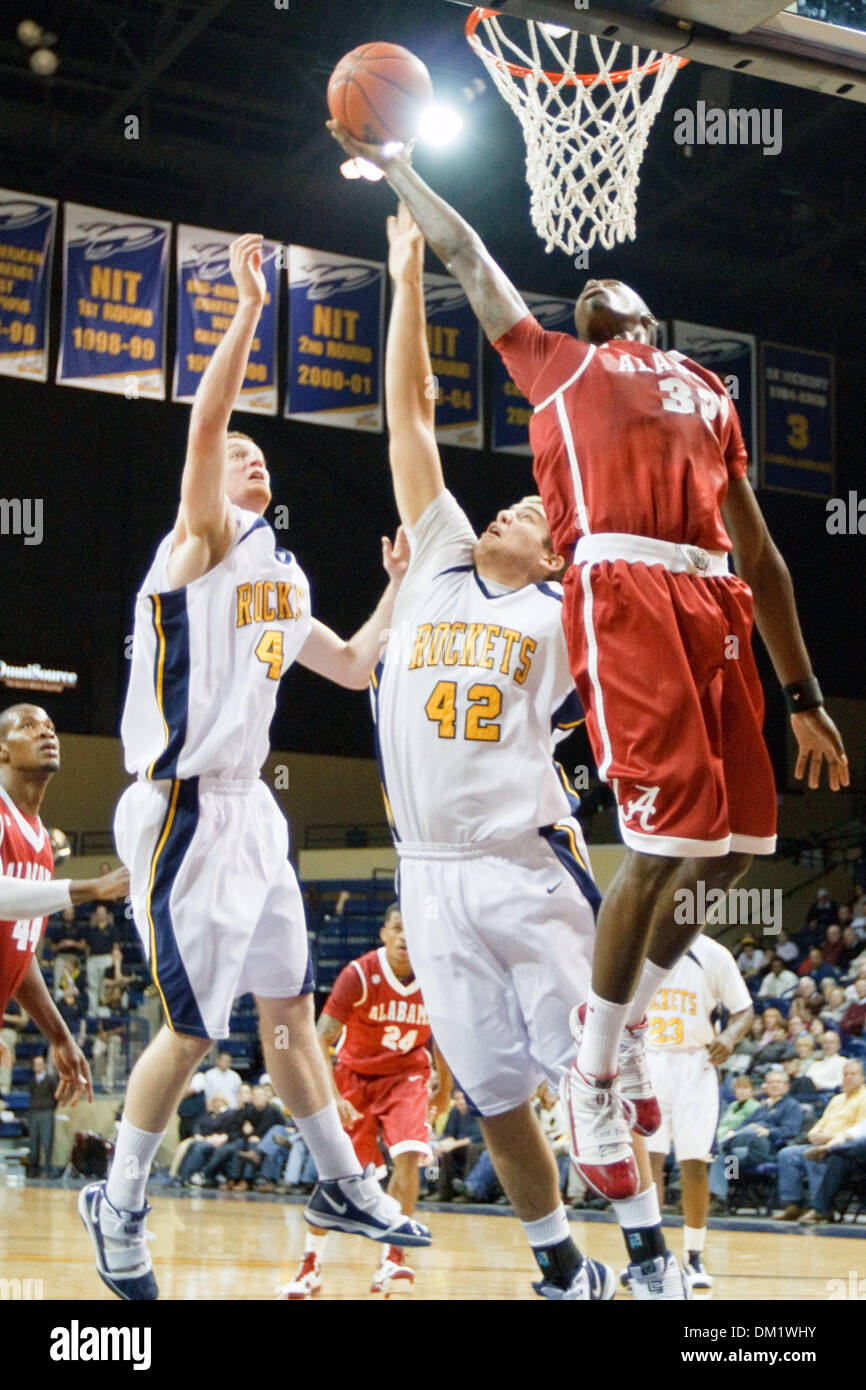 Alabama's JaMychal Green (32) and Toledo's Jordan Dressler (42) and Ian ...