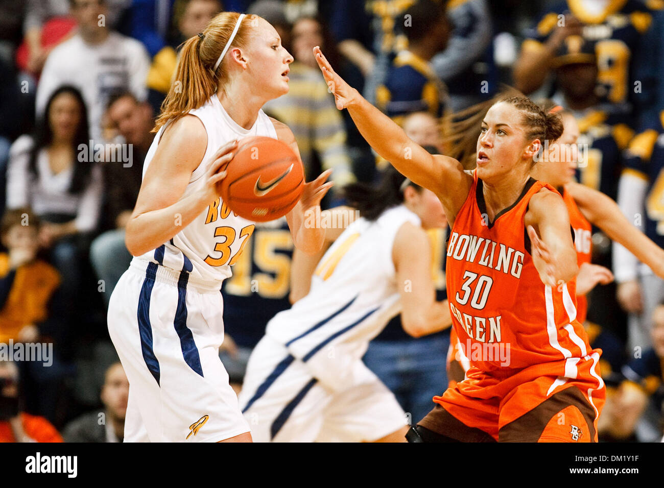 Bowling Green center Tara Breske (30) guards Toledo forward Melissa ...