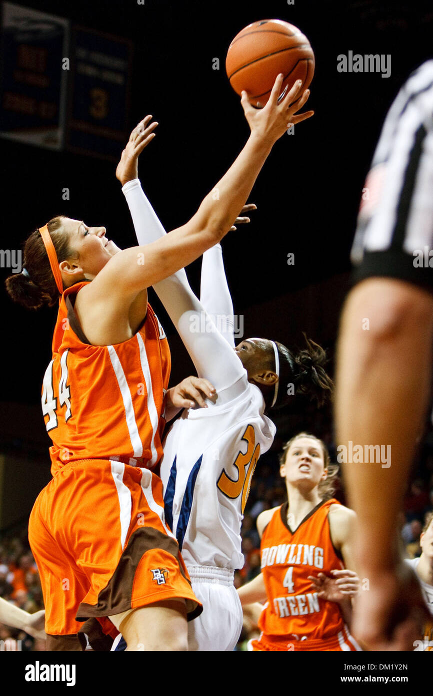 Bowling Green's Kelly Zuercher (44) shoots over Toledo's Tanika Mays ...