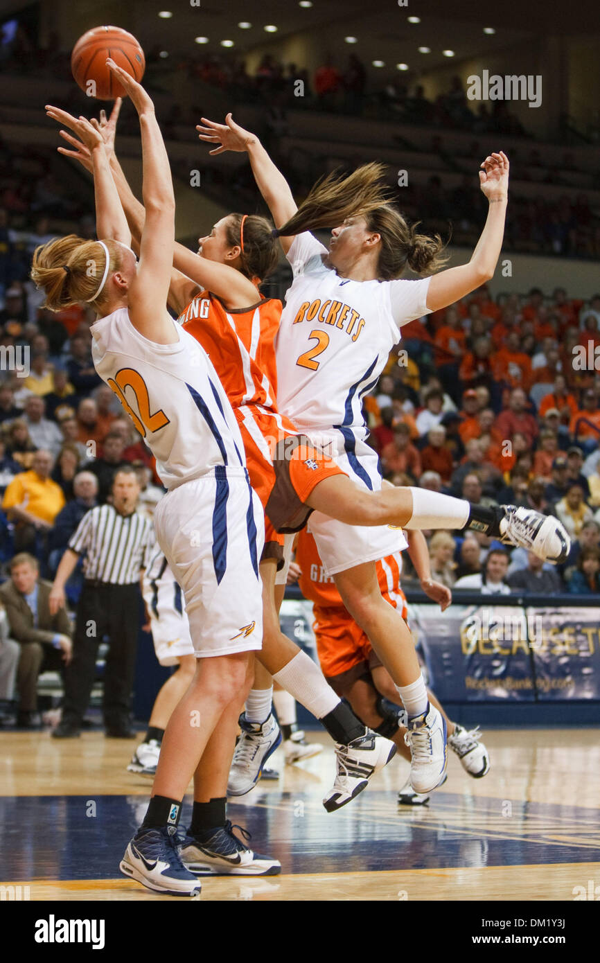 Bowling Green forward Lauren Prochaska (2) splits Toledo defenders ...