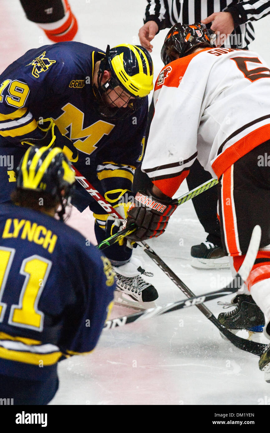 Michigan center Matt Rust (19) and Bowling Green center David Solway (5 ...