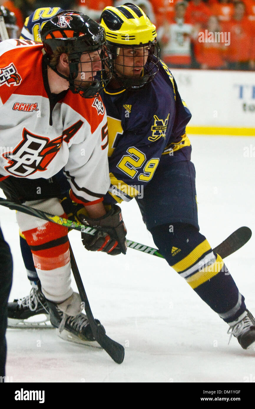 Bowling Green center David Solway (5) and Michigan center Louie ...