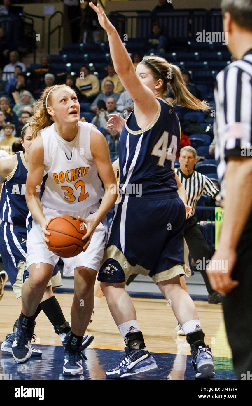 Toledo forward Melissa Goodall (32) eyes the basket over Akron defender ...