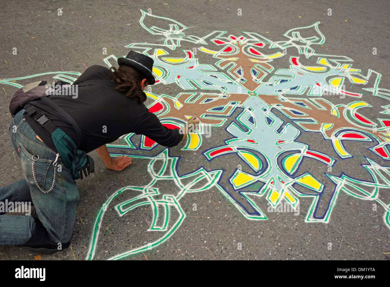 man making sand mandala in Union Square NYC Stock Photo - Alamy