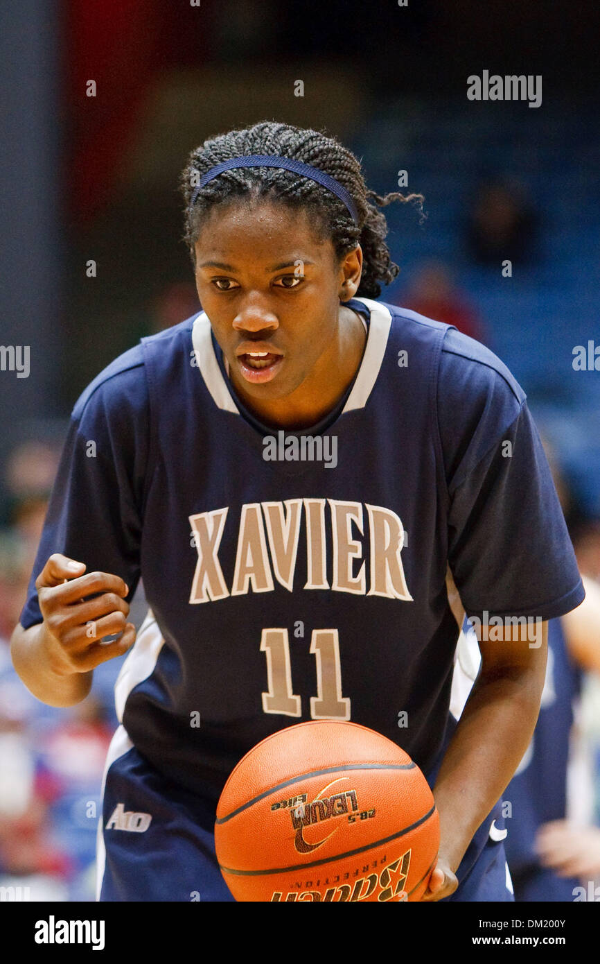 Xavier forward Amber Harris (11) concentrates before shooting a free ...