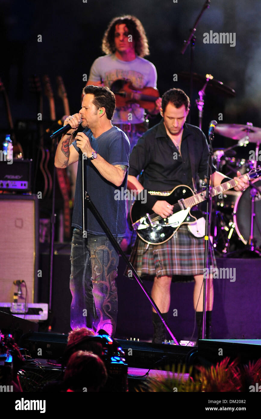 Gary Allan performing before the PBR Built Ford Tough Series ...