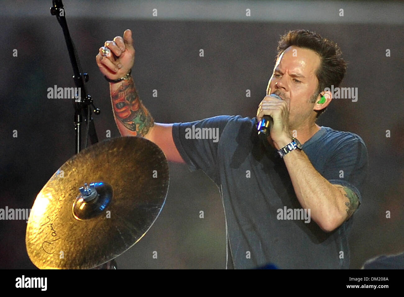 Gary Allan performing before the PBR Built Ford Tough Series ...