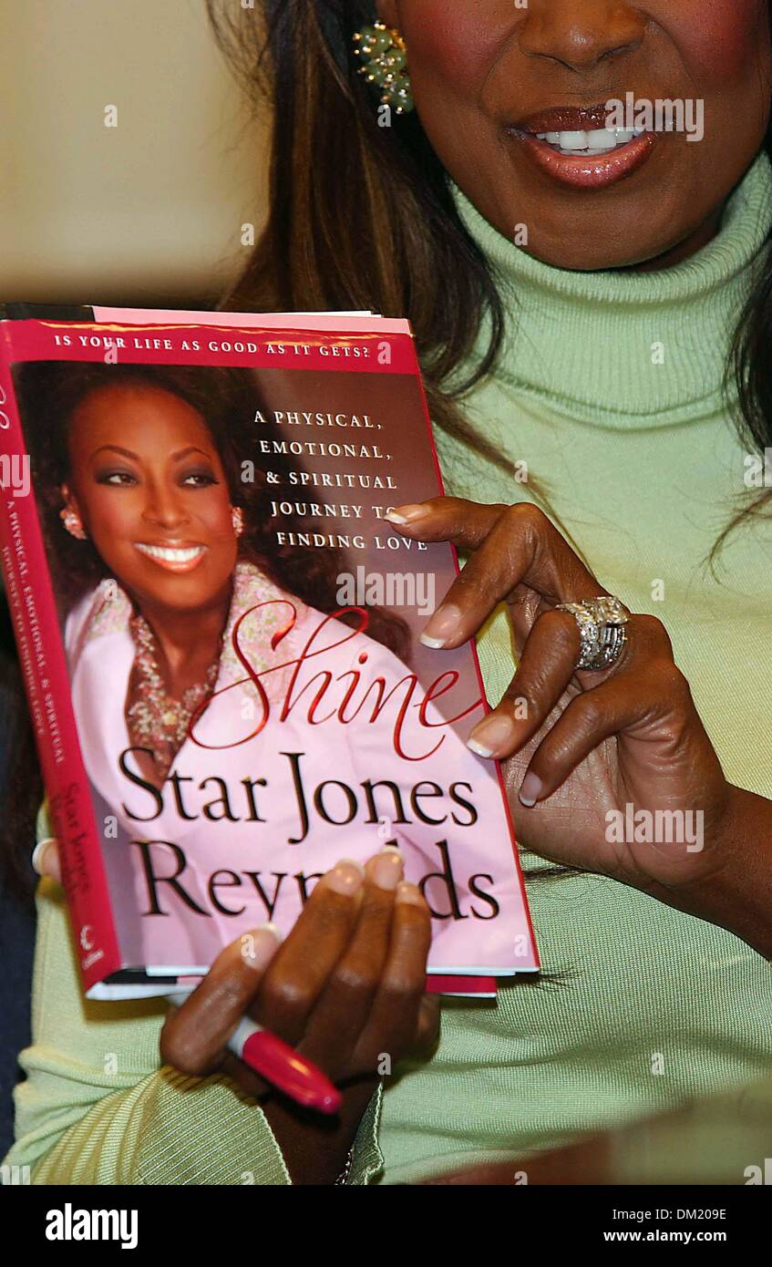 June 1, 2002 - K46345AR.STAR JONES APPEARS AT BARNES & NOBLE AT LINCOLN ...