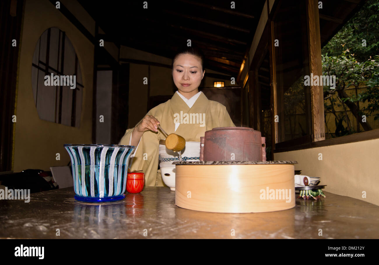 Japanese lady preparing for tea ceremony Stock Photo - Alamy